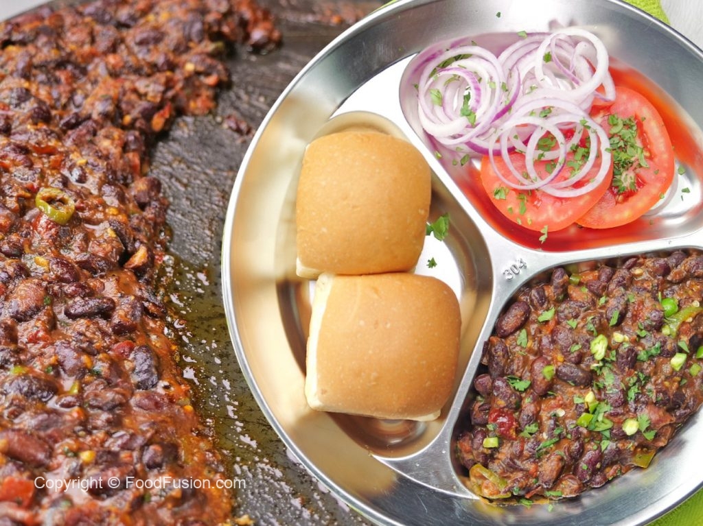 Street Style Tawa Lobia Bun Kabab – Food Fusion